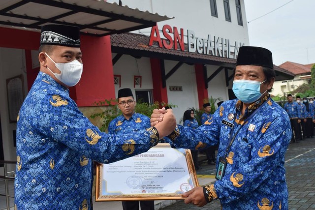 Kabapas Semarang Sarwito Berikan Penghargaan Kepada Pegawai | kumparan.com Kabapas Semarang Sarwito Berikan Penghargaan Kepada Pegawai | kumparan.com
