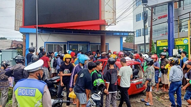 Pengemudi Kabur usai Isi BBM di SPBU Makassar, Mobil Brio Hancur Diamuk Warga | kumparan.com