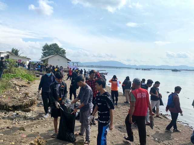 Hari Peduli Sampah, Siswa Pencinta Alam Lampung Gelar Aksi Bersih Pantai | kumparan.com