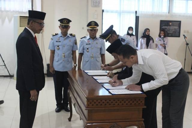 Kakanwil Lantik Sekaligus Pejabat Struktural, Notaris Pengganti dan Anggota MPDN | kumparan.com