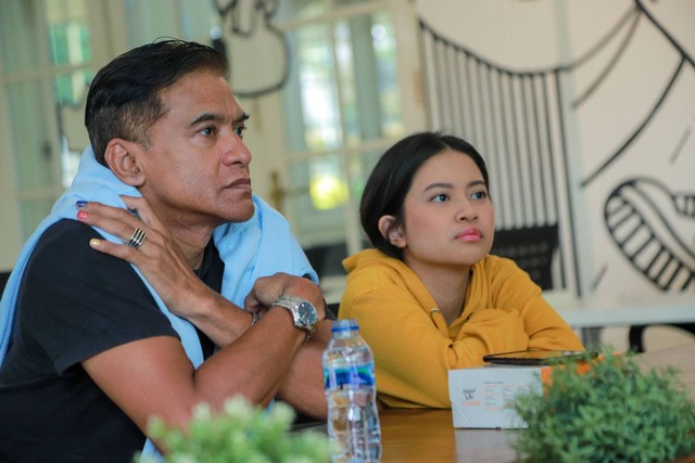 Hanggini Mengaku Stres Main di Film Kembang Api | kumparan.com