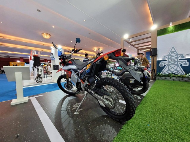 Pakai Basis Kawasaki KLX, Ini Motor Listrik Nyentrik Garapan PLN ...