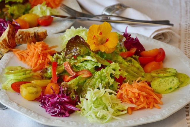 5 Dressing Salad Sayur yang Enak dan Populer | kumparan.com