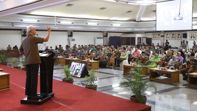 Ganjar Serahkan Hibah Sosial Kemasyarakatan Rp 148 1 Miliar