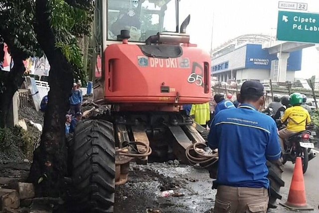 Saluran Pipa Bawah Tanah Pecah, Jalan RA Kartini Cilandak Jaksel Amblas ...