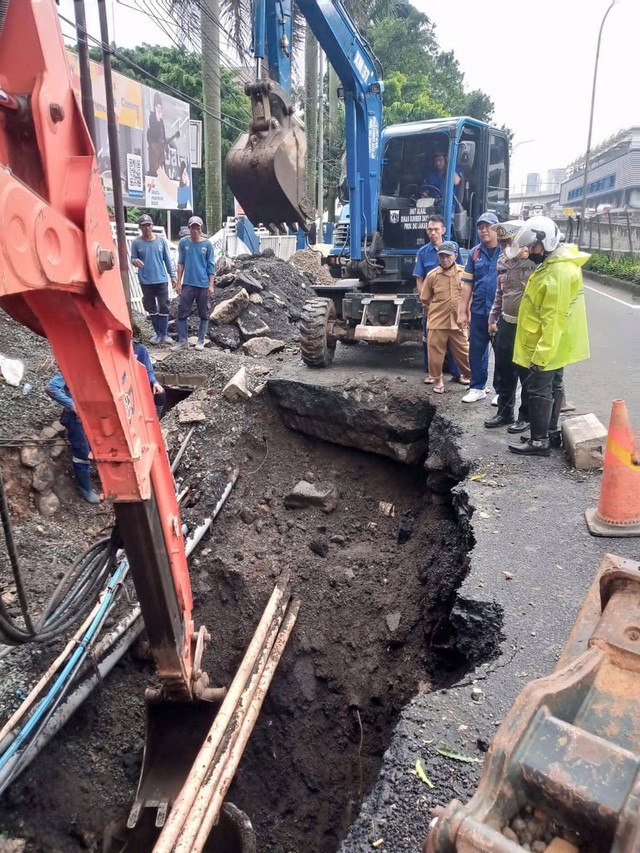 Saluran Pipa Bawah Tanah Pecah, Jalan RA Kartini Cilandak Jaksel Amblas ...