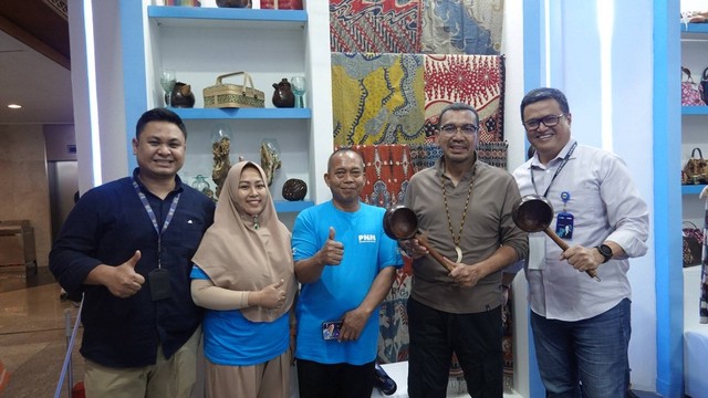 Erick Thohir Dorong UMKM Binaan Rumah BUMN Tembus Pasar Dunia Lewat INACRAFT | kumparan.com