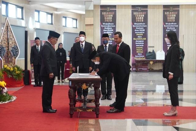 Kakanwil Kemenkumham Jateng Lantik dan Ambil Sumpah Dua Notaris Pengganti | kumparan.com