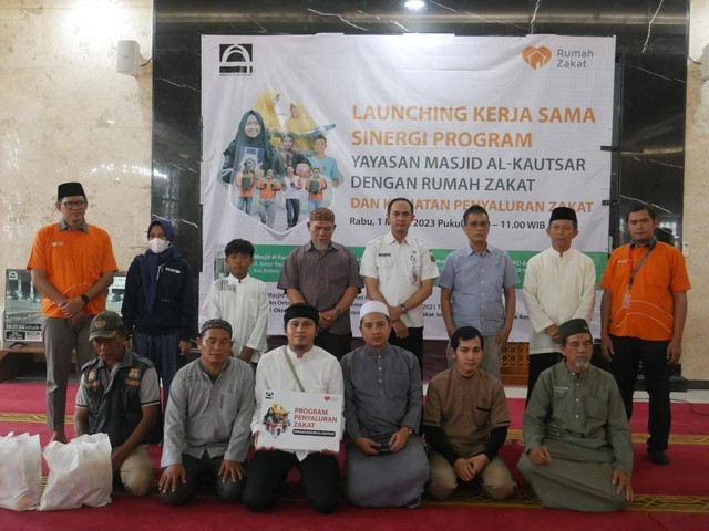 Yayasan Masjid Al Kautsar Kolaborasi dengan Rumah Zakat Program Penyaluran Zakat | kumparan.com