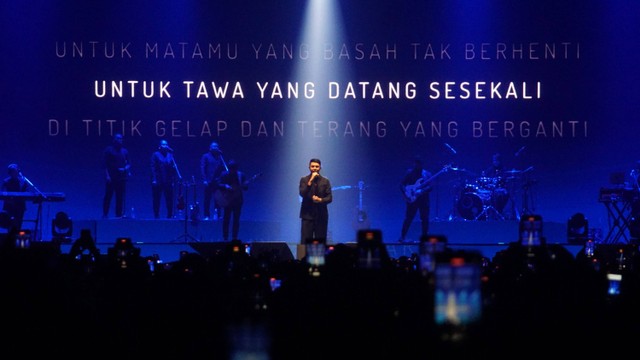 Foto: Tulus dalam Konser "Tur Manusia 2023" | kumparan.com