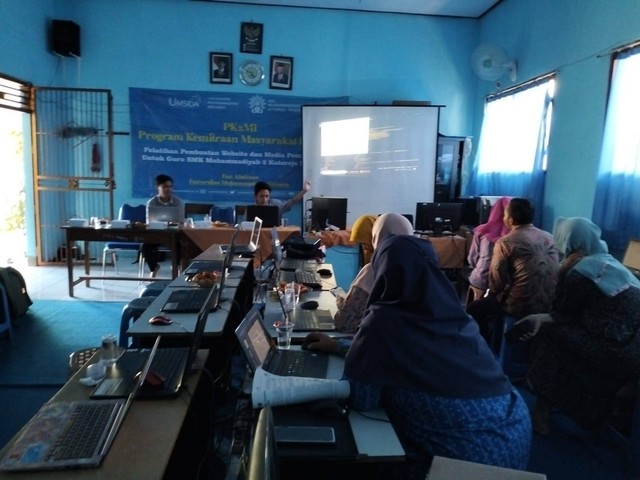 Melalui PKM, Dosen dan Mahasiswa UMSIDA Ajarkan Bikin Web dan Desain ...