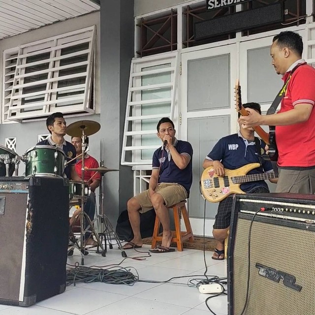 Lewat Band L Kalbu, Warga Binaan Lapas Pangkalan Bun Salurkan Bakat Bermusik | kumparan.com