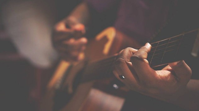 Stem Gitar Online, Ini 4 Macam dalam Tuning Gitar | kumparan.com