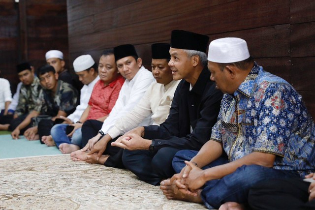 Ganjar Sowan Ke Tuan Guru Babussalam Besilam, Dengarkan Sejarah Syiar ... Ganjar Sowan Ke Tuan Guru Babussalam Besilam, Dengarkan Sejarah Syiar ...