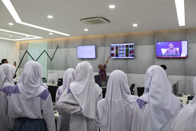 SMA Kornita Belajar Investasi ke Galeri Investasi FEM IPB | kumparan.com