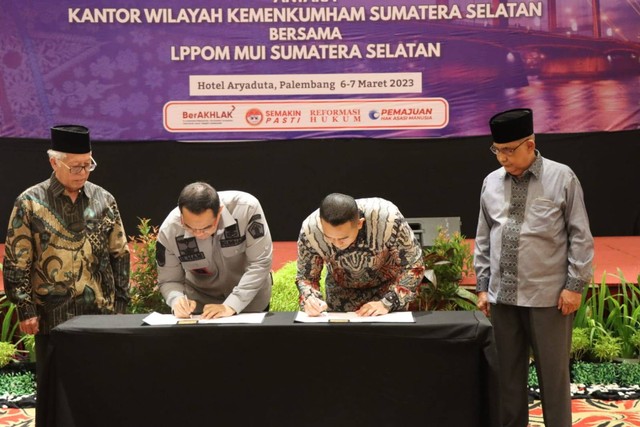 Kemenkumham Sumsel Lakukan PKS Sertifikasi Halal dengan LPPOM MUI Sumsel | kumparan.com