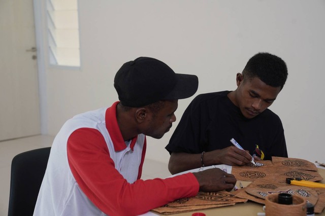 Menggali Potensi Kriya di Papua Lewat Pelatihan dari Papua Muda ...