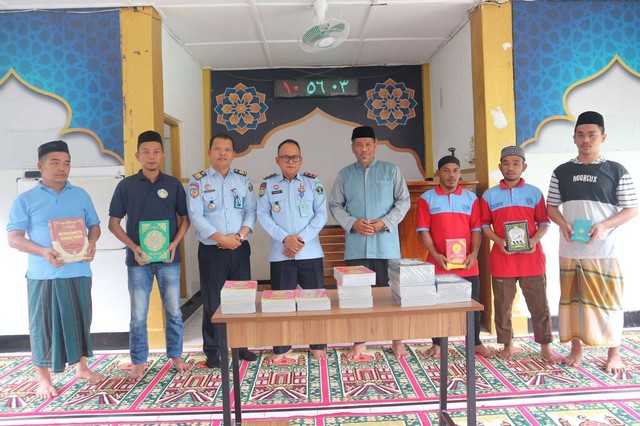 Rutan Majene Bagikan Sarana Pembinaan Keagamaan kepada Warga Binaan ...