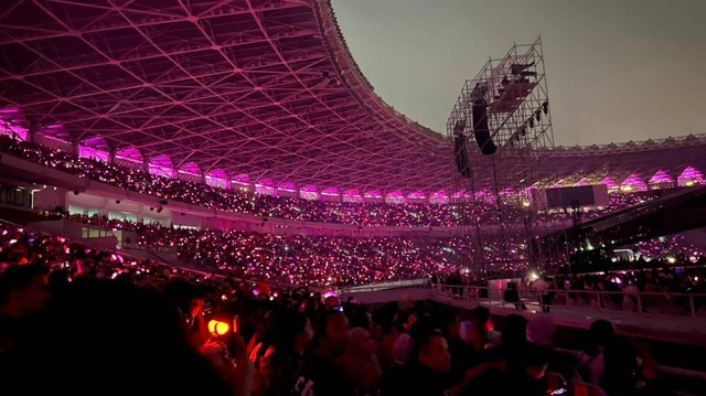 GBK 'Disulap' Jadi Serba Pink demi Konser Blackpink | kumparan.com