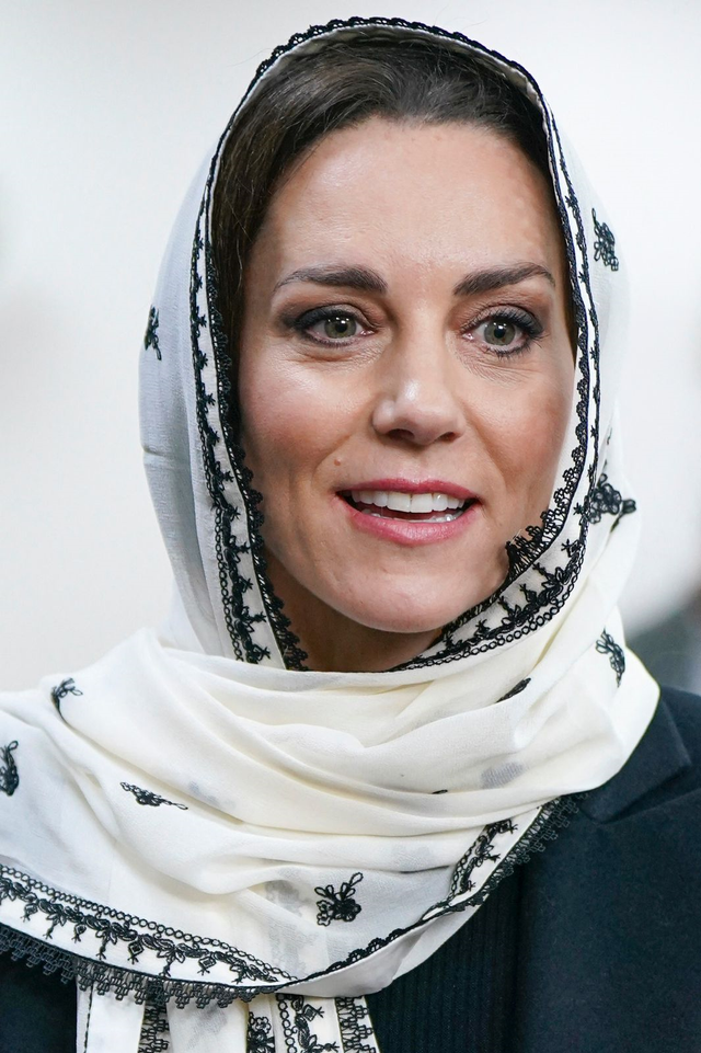 Penampilan Kate Middleton Pakai Kerudung saat Sambangi Muslim Centre ...
