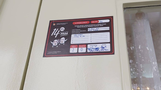 Cek KTP Jokowi, Petugas KPU Cocokkan Data untuk Pemilih di Pemilu 2024 ...