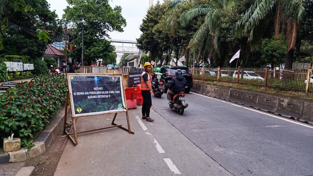 Melihat Lubang Galian Kabel di Sepanjang Jalan Warung Buncit yang Bikin ...