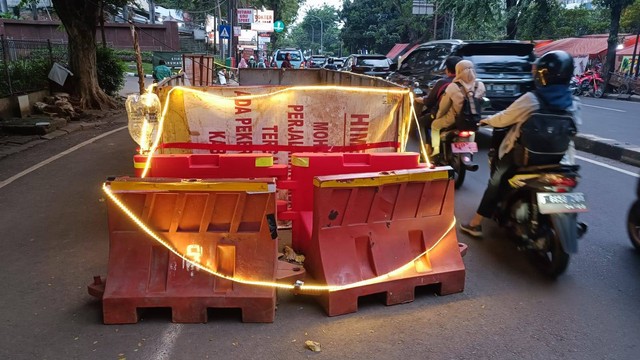 Melihat Lubang Galian Kabel di Sepanjang Jalan Warung Buncit yang Bikin ...