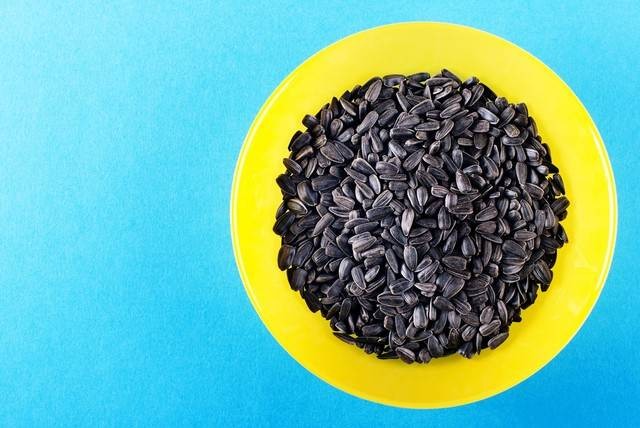 Cara Membuka Kuaci dengan Cepat dan Mudah Tanpa Digigit | kumparan.com