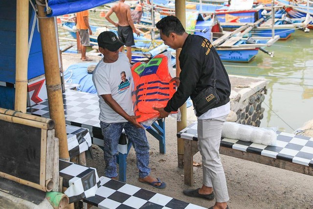 Komunitas Nelayan Pesisir Dukung Ganjar Bagi Alat Keselamatan di Pantai ... Komunitas Nelayan Pesisir Dukung Ganjar Bagi Alat Keselamatan di Pantai ...