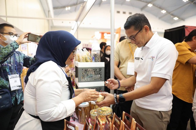 Sandiaga Tutup AllFood Indonesia Expo, Harap UMKM Naik Kelas dan Jaga Kualitas | kumparan.com