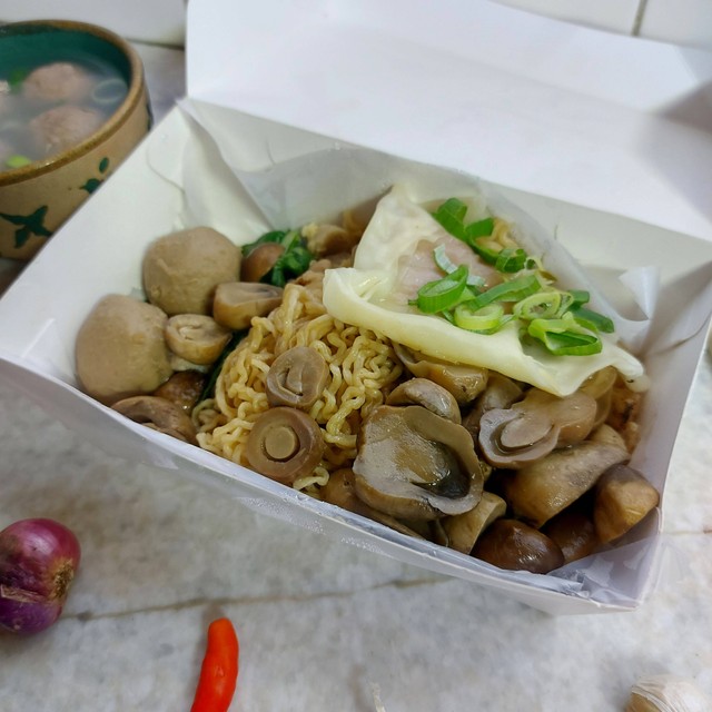 Makan Bakmi dengan Irisan Daging Brisket Bakar yang Smokey | kumparan.com