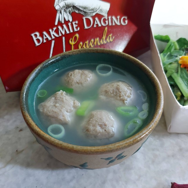 Makan Bakmi dengan Irisan Daging Brisket Bakar yang Smokey | kumparan.com