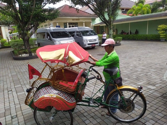 Sultan HB X Jajal Becak Listrik, Ingin Tukang Becak Lebih Ringan ...