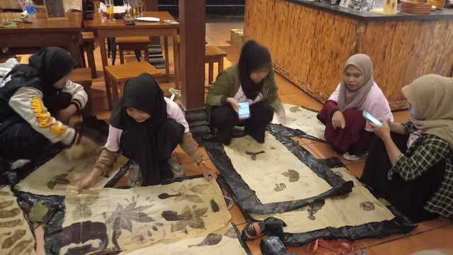 Cegah Kerusakan Lingkungan, Srikandi Ganjar DIY Gelar Workshop Ecoprint | kumparan.com