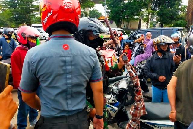 Bawa Celurit Besar Buat Tawuran, 3 Remaja di Jaktim Ditangkap TNI ...