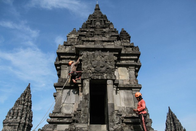 Foto: Pembersihan Candi Perwara di Kompleks Candi Prambanan | kumparan.com