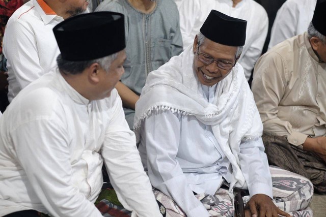 Kiai Sofyan Dampingi PKS Lakukan Ziarah Wali Songo, Beri Dukungan untuk 2024 | kumparan.com