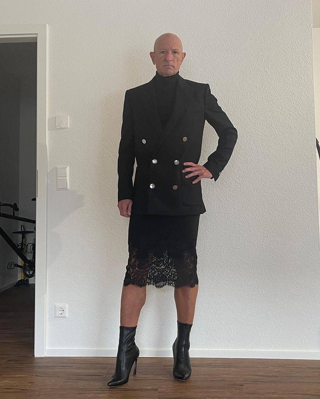 Mark Bryan, Pria asal Jerman yang Gemar Pakai Rok dan Heels saat Kerja | kumparan.com