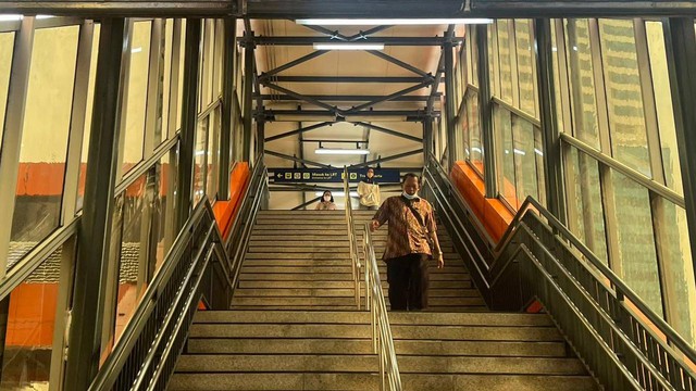 Transjakarta Mulai Operasikan Halte Integrasi GOR Sumantri | kumparan.com