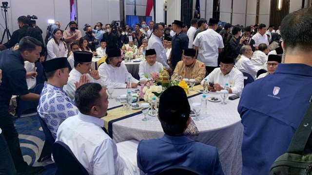 Buka Bersama di NasDem Tower: Anies, AHY, Airlangga, hingga JK Hadir | kumparan.com