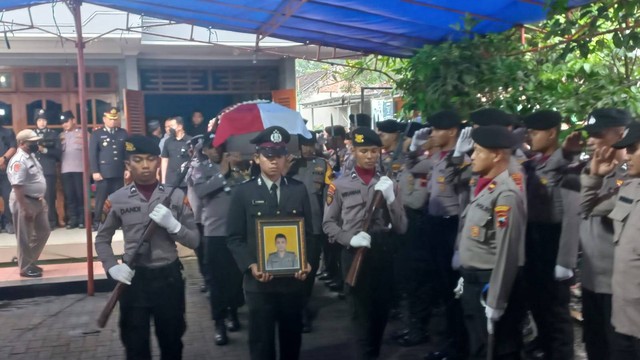 Dokter Forensik: Peluru Menembus Dada Briptu Rully hingga ke Belakang ...
