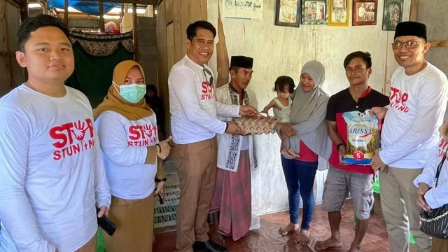 ASN Pemprov Sulbar Ditugaskan Jadi Bapak Asuh Anak Berisiko Stunting | kumparan.com