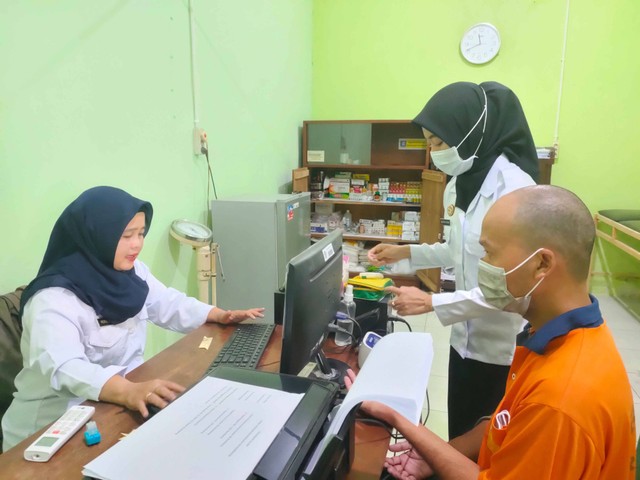 Rutan Rembang Cek Kondisi Kesehatan Tahanan Baru Sebagai Upaya Deteksi Dini | kumparan.com