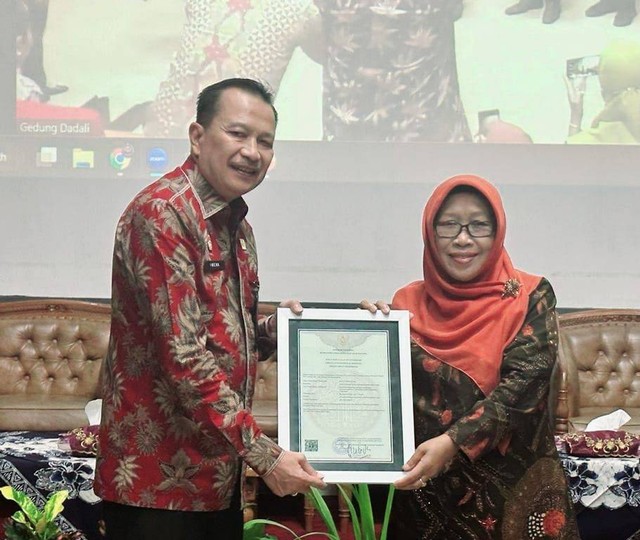 Kemenkumham Jateng Serahkan 5 Sertifikat Kekayaan Intelektual Komunal Kab. Tegal | kumparan.com