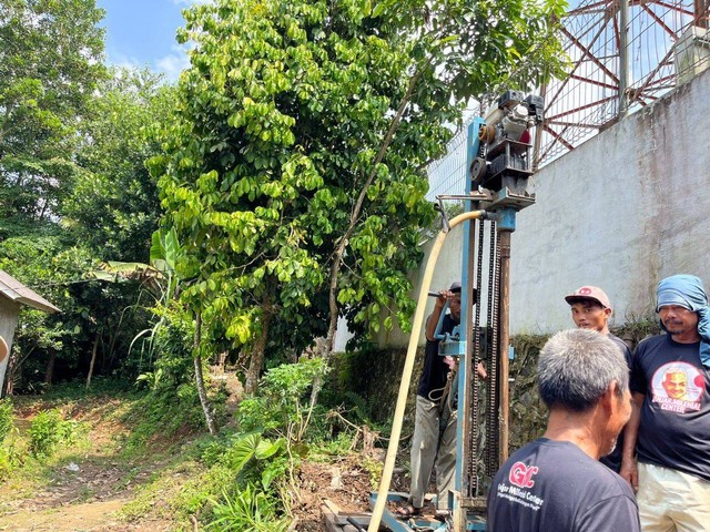 Ganjar Milenial Center Banten Beri Bantuan Sumur Bor untuk Ponpes di Lebak | kumparan.com