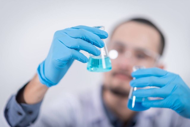 Hukum Raoult: Pengertian, Rumus Ideal, dan Penyimpangannya | kumparan.com