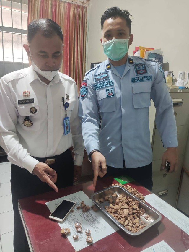 Lapas Kelas I Malang Gagalkan Wafer Isi Sabu Masuk Lapas | kumparan.com Lapas Kelas I Malang Gagalkan Wafer Isi Sabu Masuk Lapas | kumparan.com