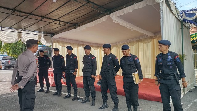 Brimob Sterilisasi Gereja Kotabaru, 580 Polisi Siap Amankan Paskah di Kota Yogya | kumparan.com