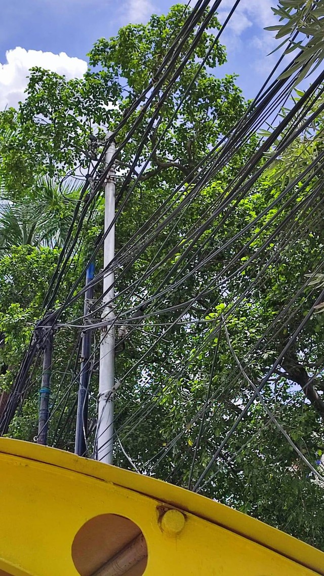 Panorama Semrawut Kabel di Jakarta | kumparan.com
