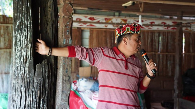 Lasarus Dorong Pempus Pugar Rumah Betang Semangkok yang Berusia 109 ...